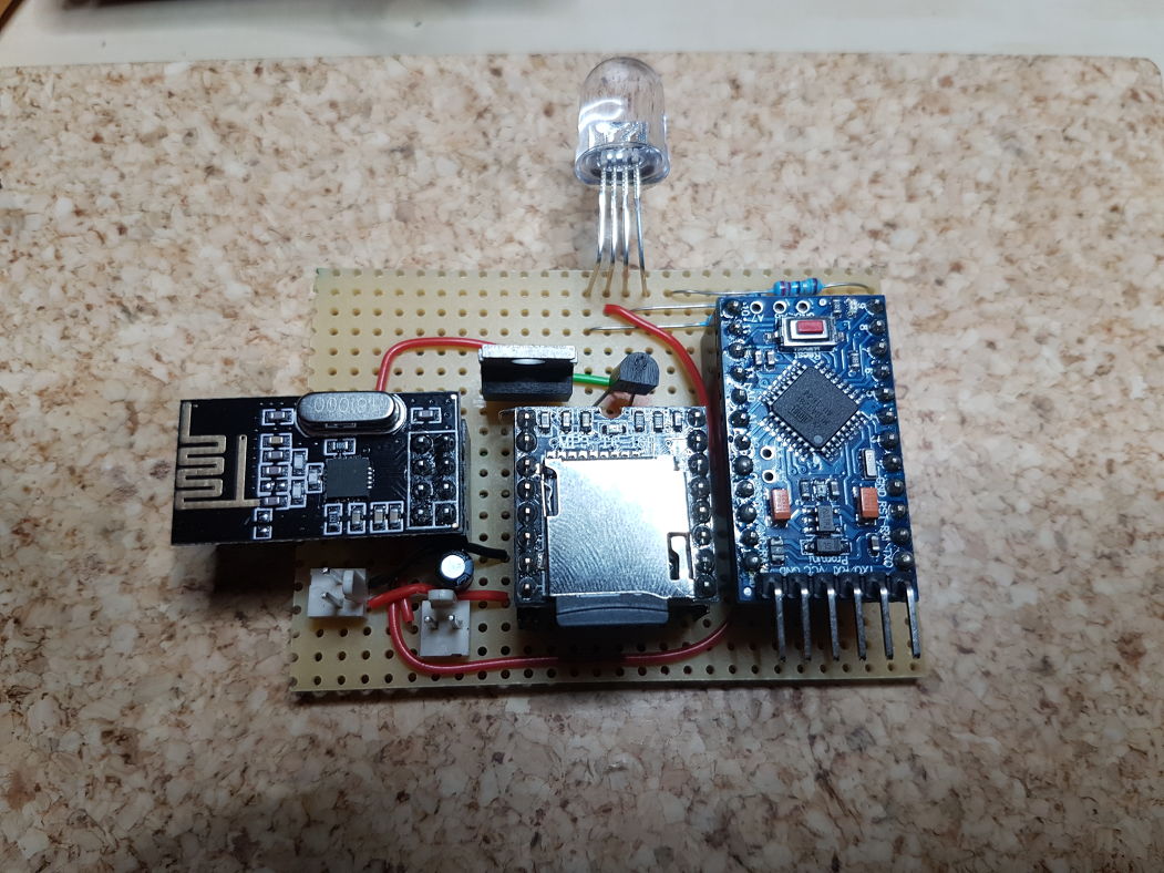 MP3 player with RGB-signal LED (optionally battery powered ...
