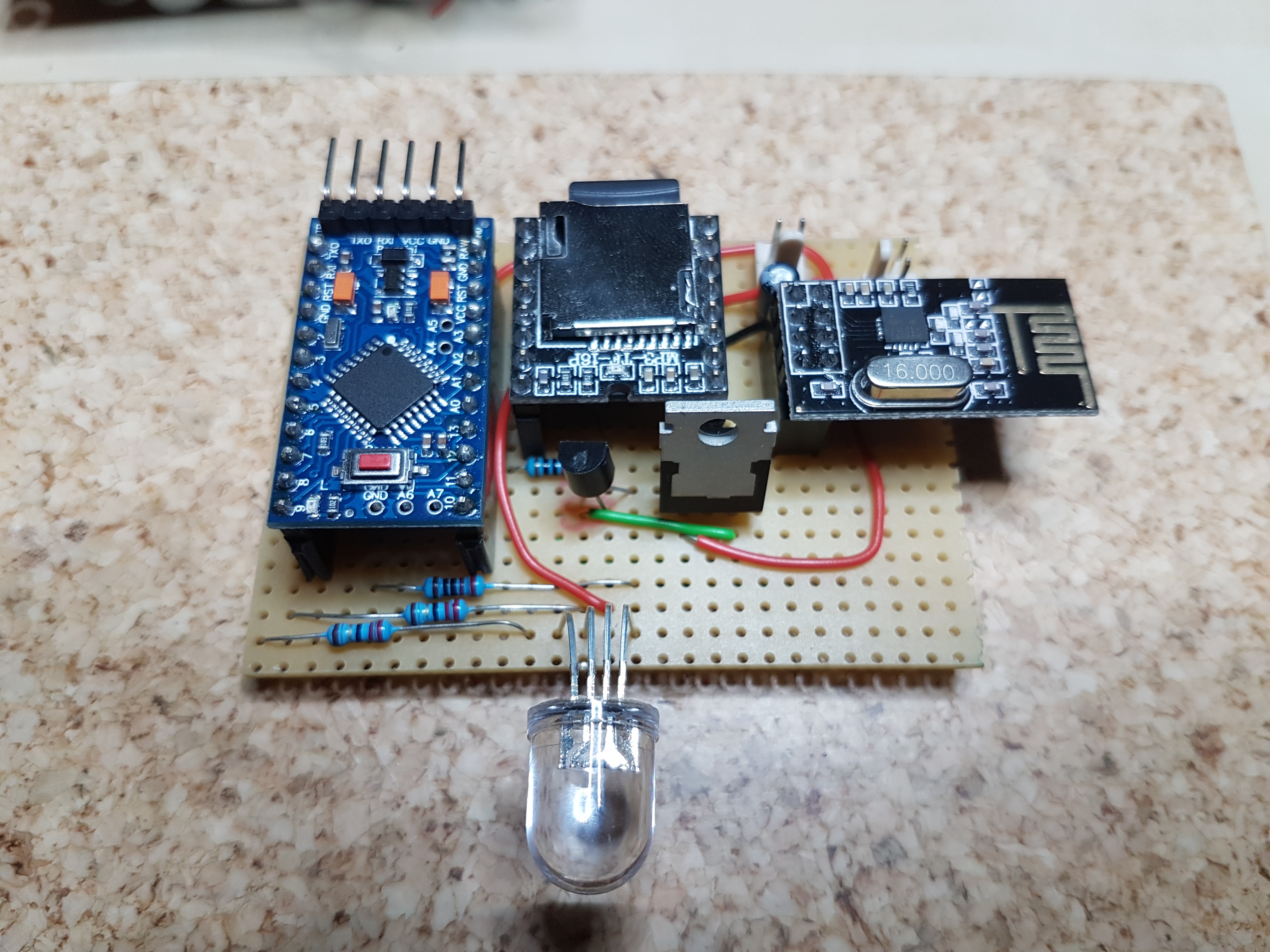 MP3 player with RGB-signal LED (optionally battery powered ...